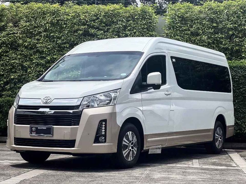 Toyota Tourer VIP Limo - The Luxe Guide