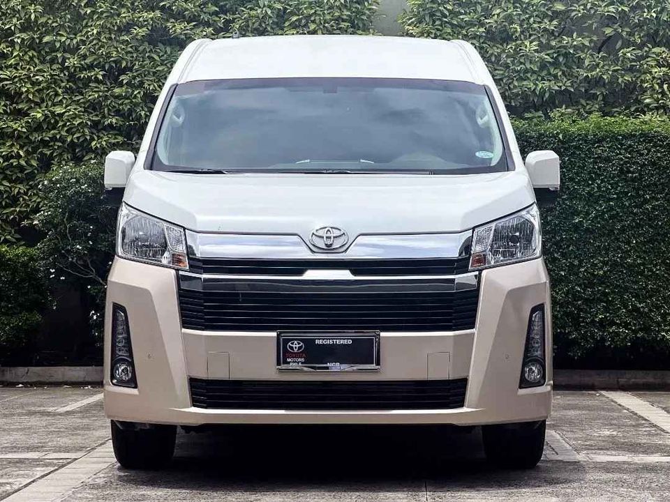 Toyota Tourer VIP Limo - The Luxe Guide
